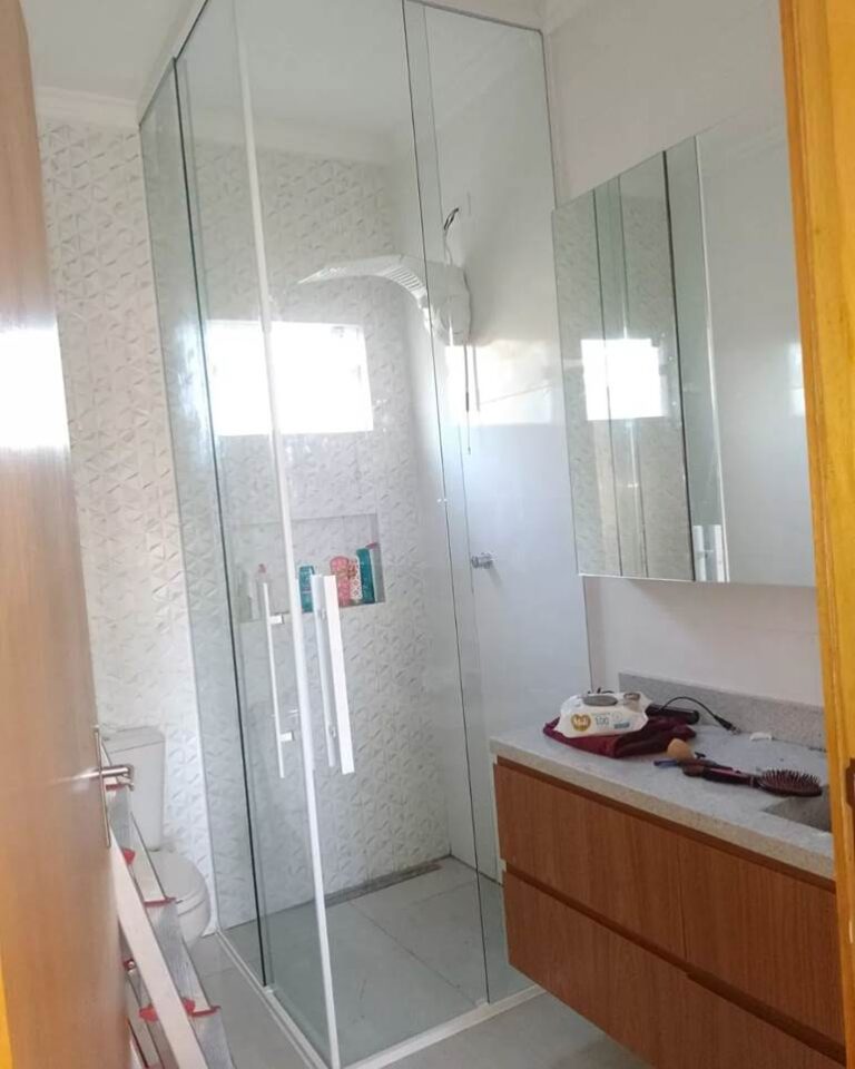 Box até o teto: 30 ideias modernas para deixar o banheiro aconchegante