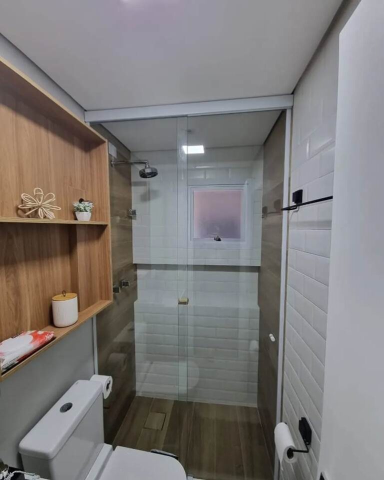 Box até o teto: 30 ideias modernas para deixar o banheiro aconchegante